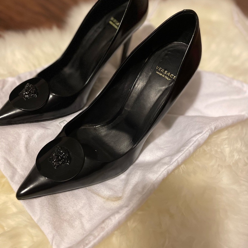 - [X] Versace Black Leather Stiletto Pumps Medusa Siz… - Gem